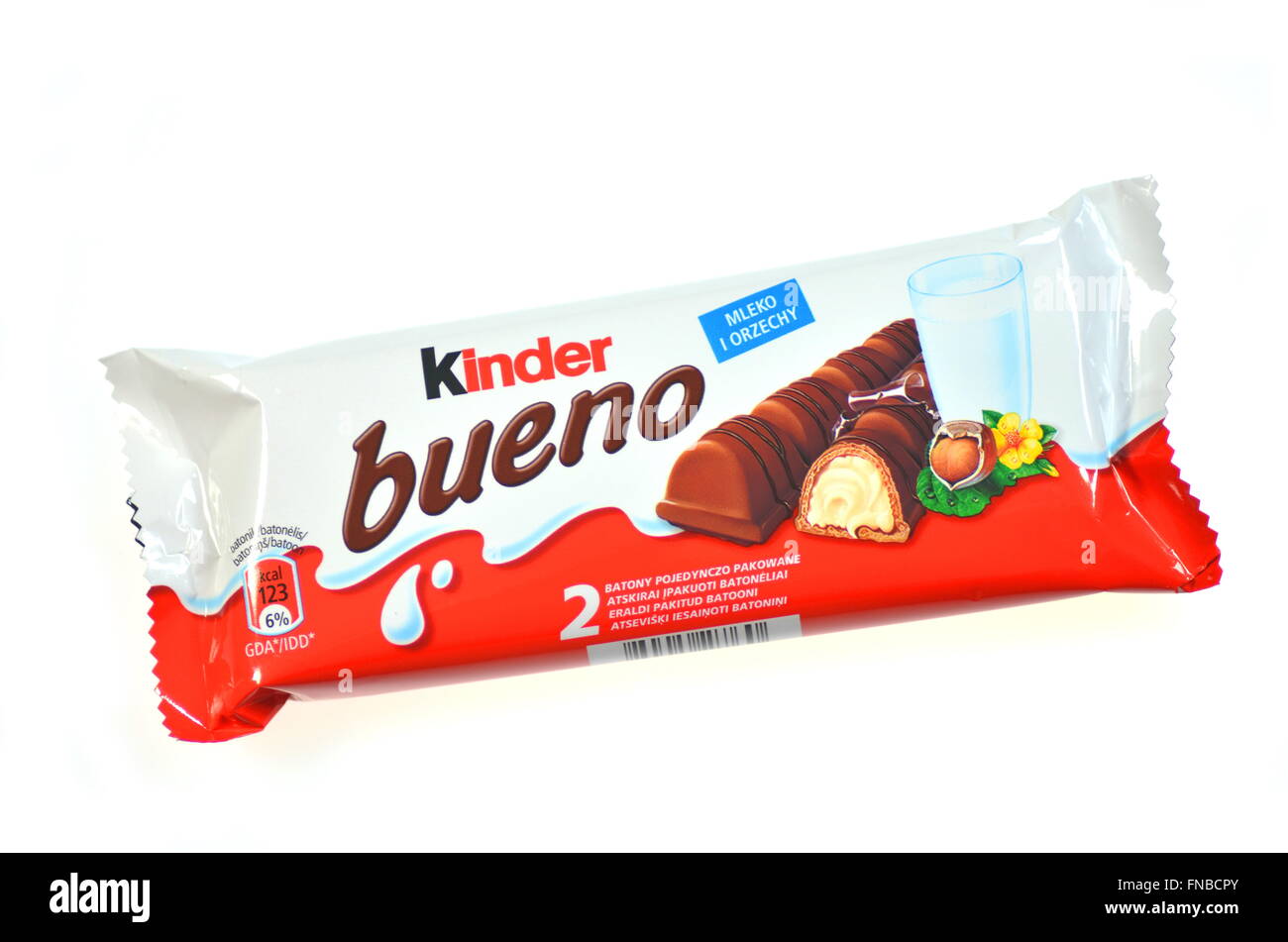 Kinder Bueno barrette di cioccolato isolato su sfondo bianco Foto stock ...