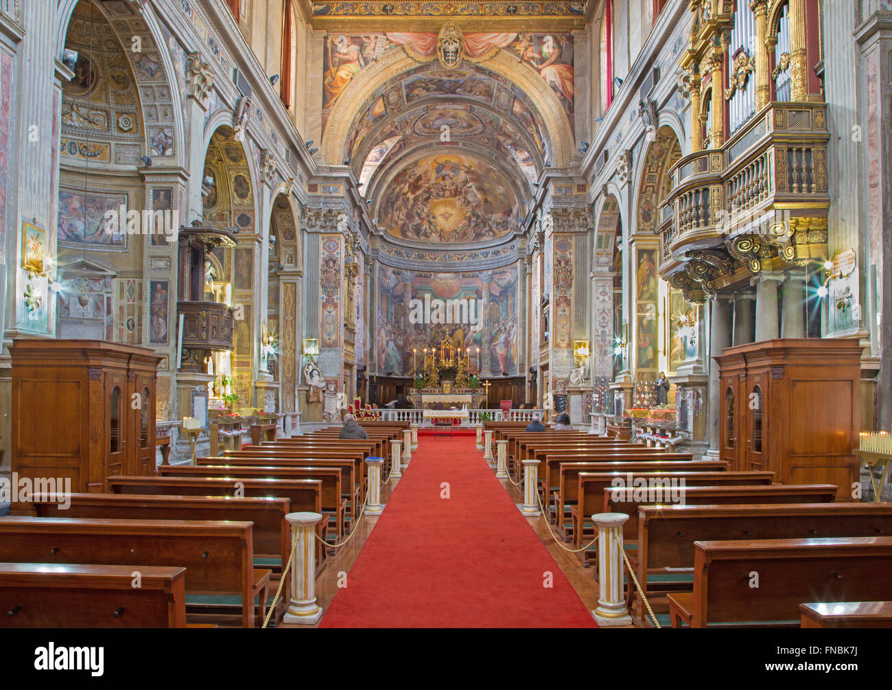 Roma, Italia - 27 Marzo 2015: la navata della chiesa di Santo Spirito ...