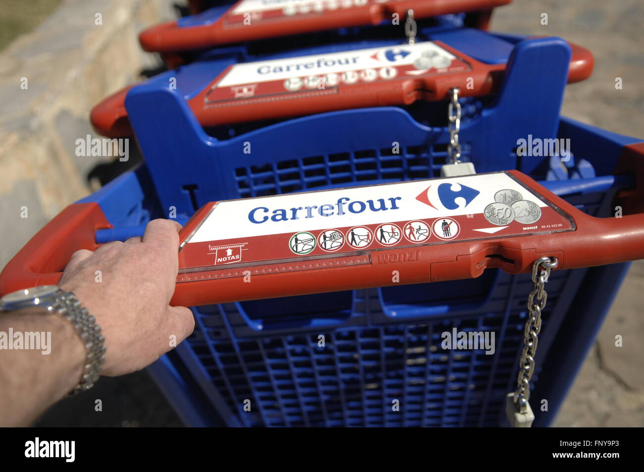 Carrefour supermarket trolleys immagini e fotografie stock ad alta ...