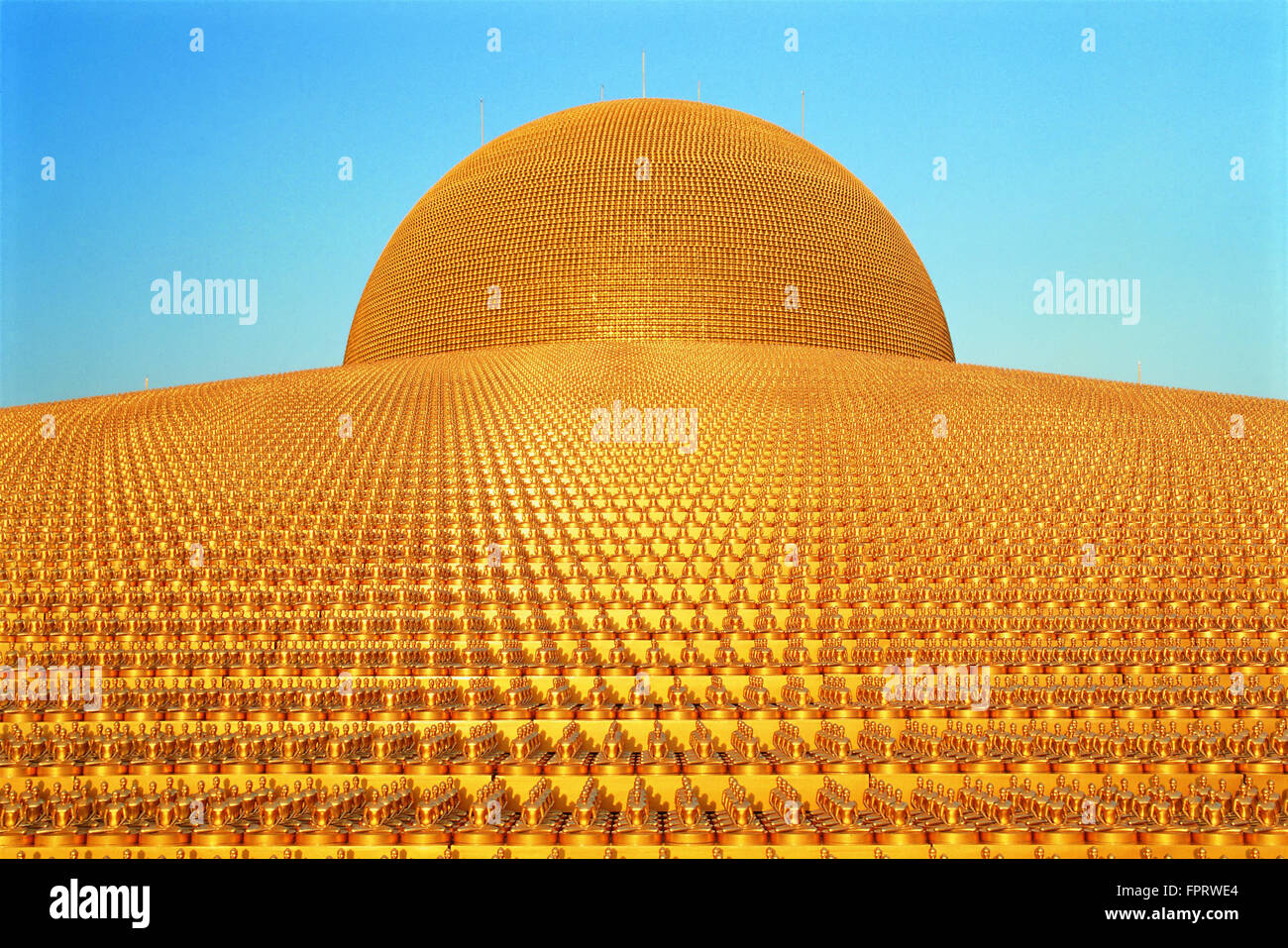 Tempio buddista Wat Phra Dhammakaya con golden Buddha Dhammakaya statue ...