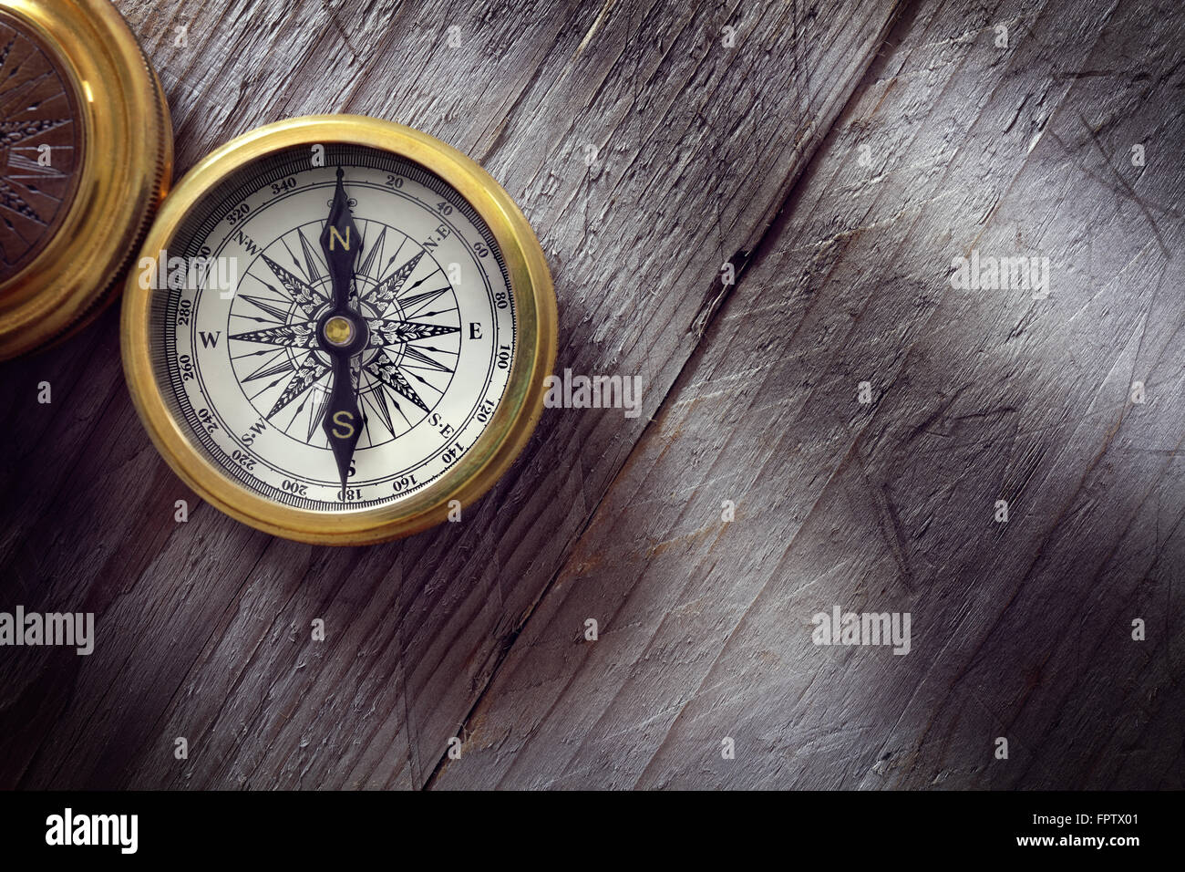 Antique compass immagini e fotografie stock ad alta risoluzione - Alamy