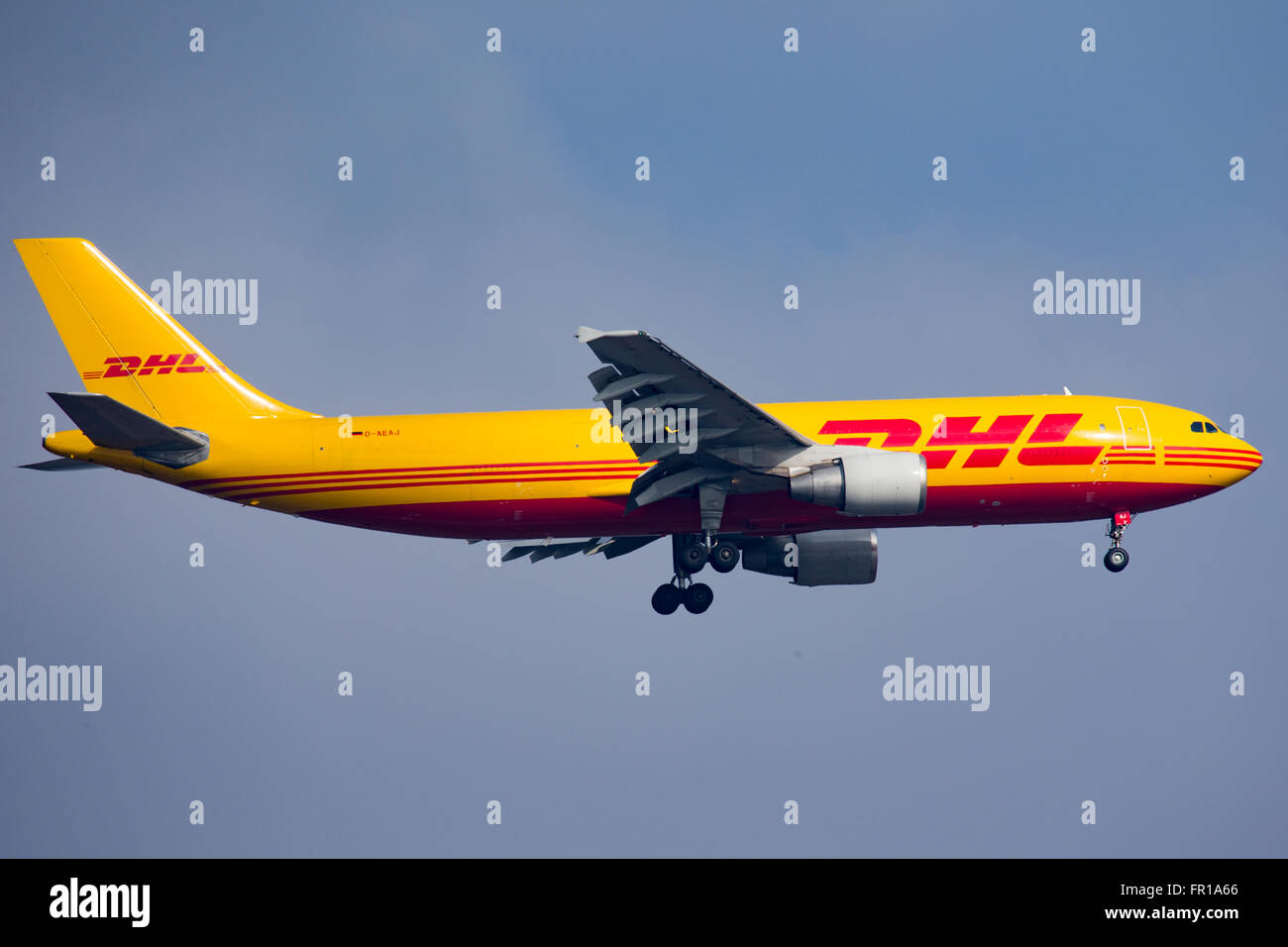Aereo cargo dhl immagini e fotografie stock ad alta risoluzione - Alamy