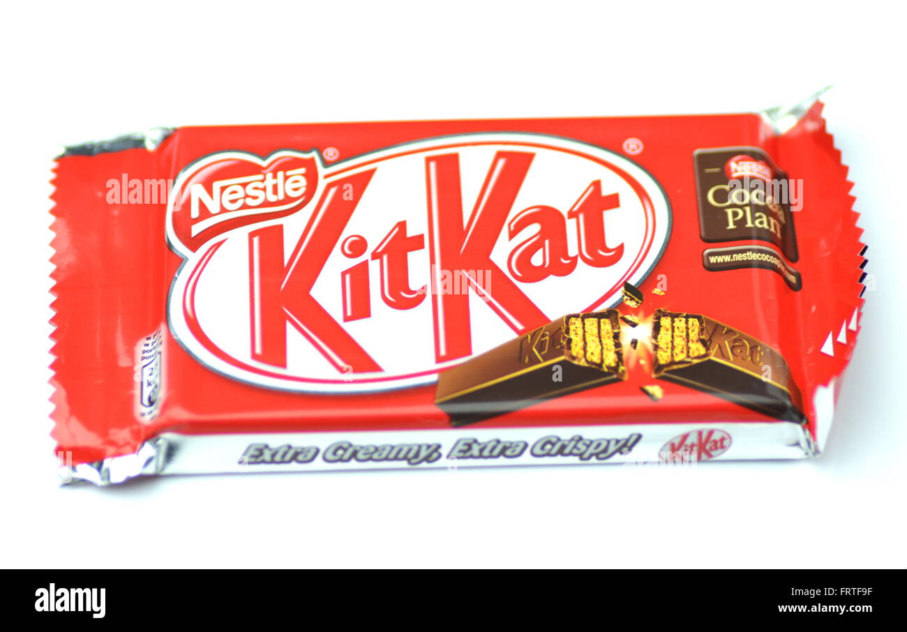 Kit Kat barra di cioccolato isolato su sfondo bianco. Kit Kat barre ...