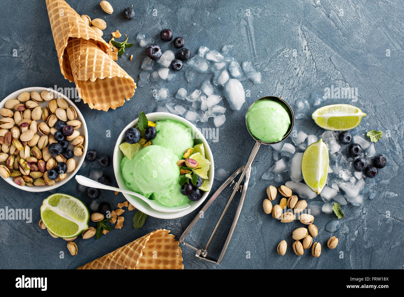Coppetta gelato immagini e fotografie stock ad alta risoluzione - Alamy