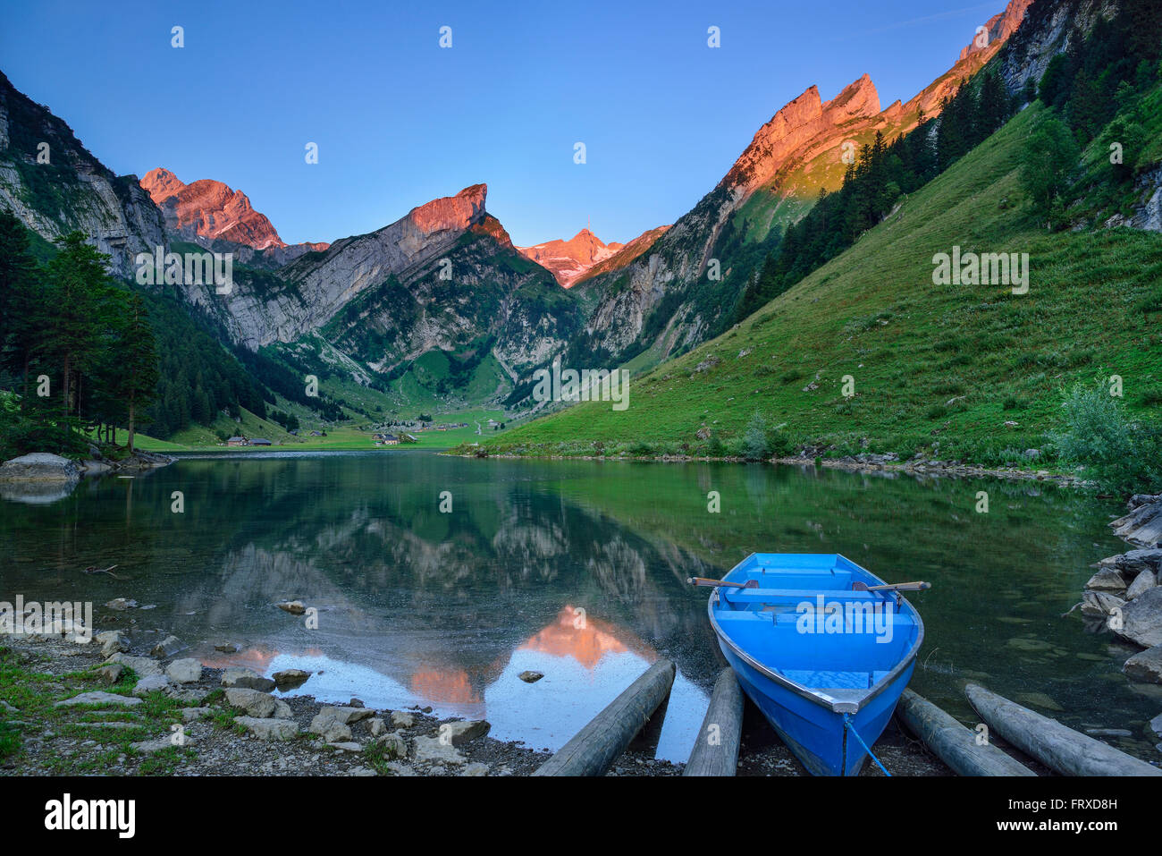 Vista sul lago Seealpsee per montare Saentis, Alpstein, Appenzell Alpi ...