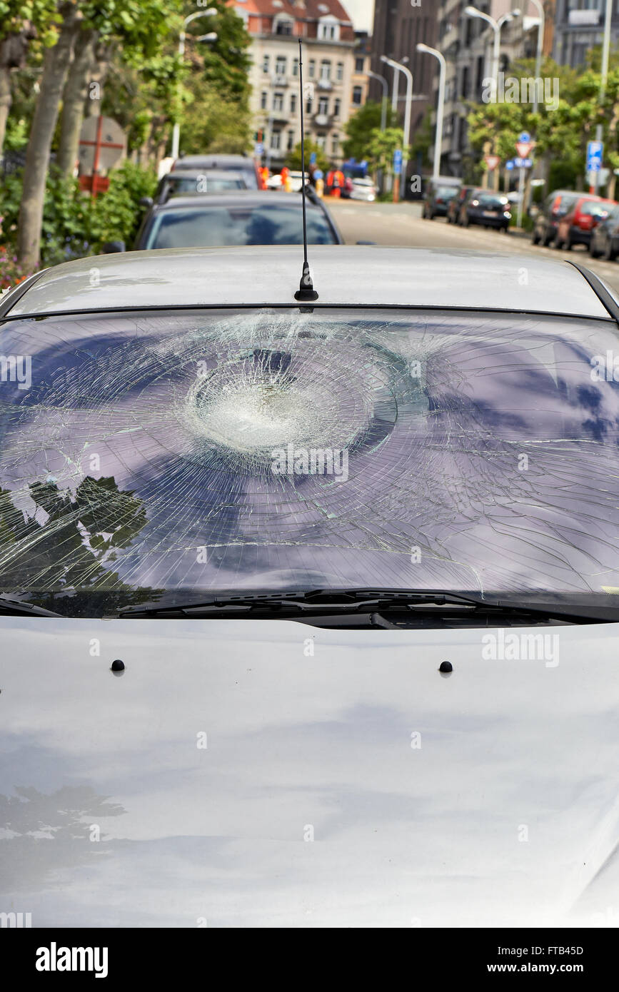 Parabrezza dell'auto in frantumi immagini e fotografie stock ad alta ...