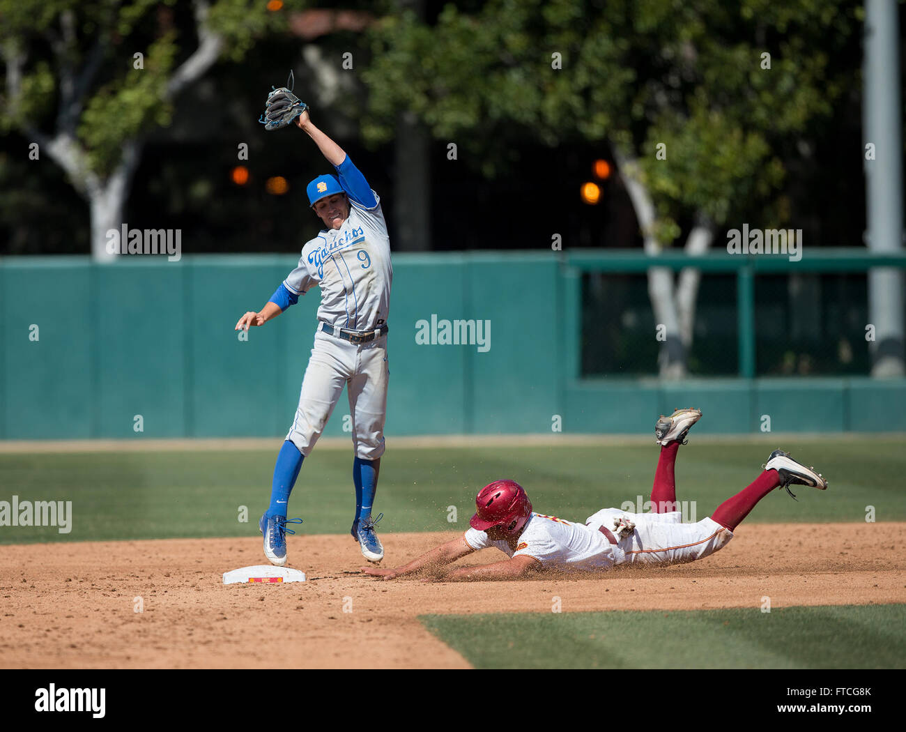 Marzo 26, 2016 a Los Angeles, CA..USC infielder (9) Angelo Armenta ruba ...