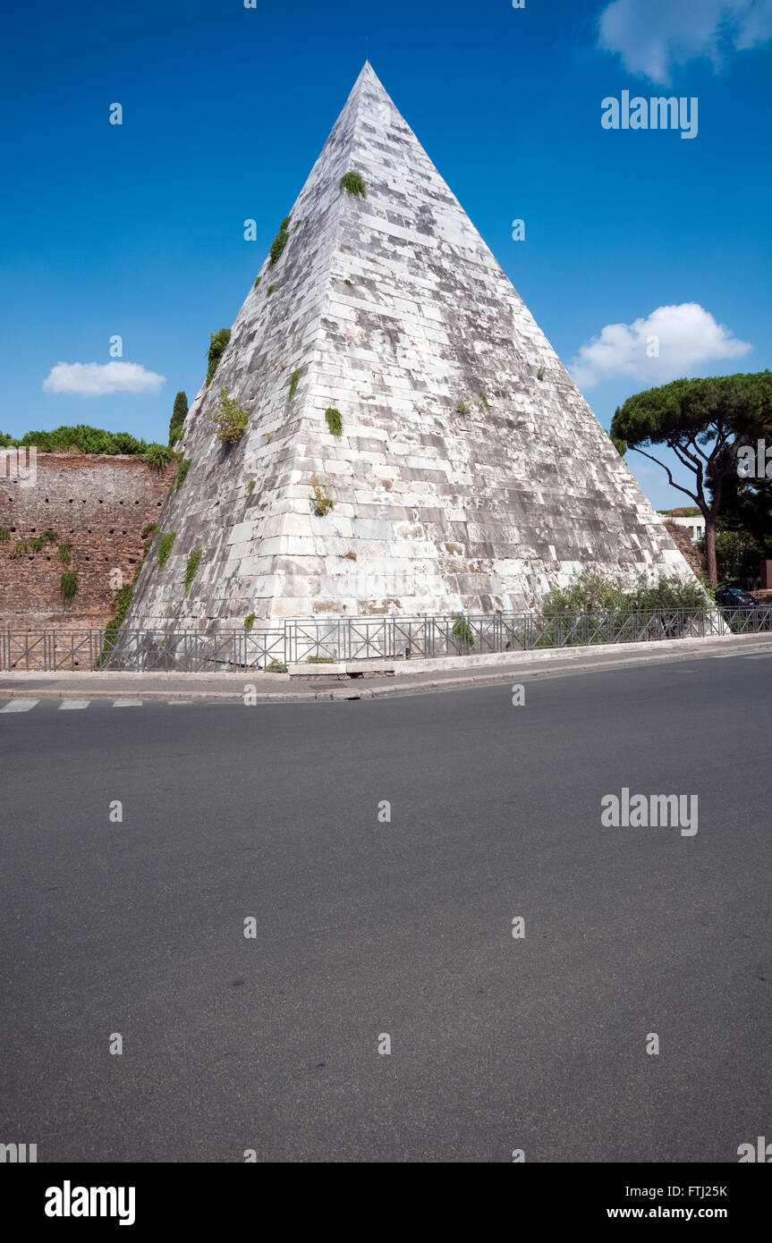 Piramide roma immagini e fotografie stock ad alta risoluzione - Alamy