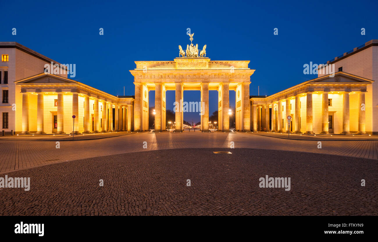 Di Berlino e Porta di Brandeburgo (Brandenburger Tor) al tramonto Foto ...