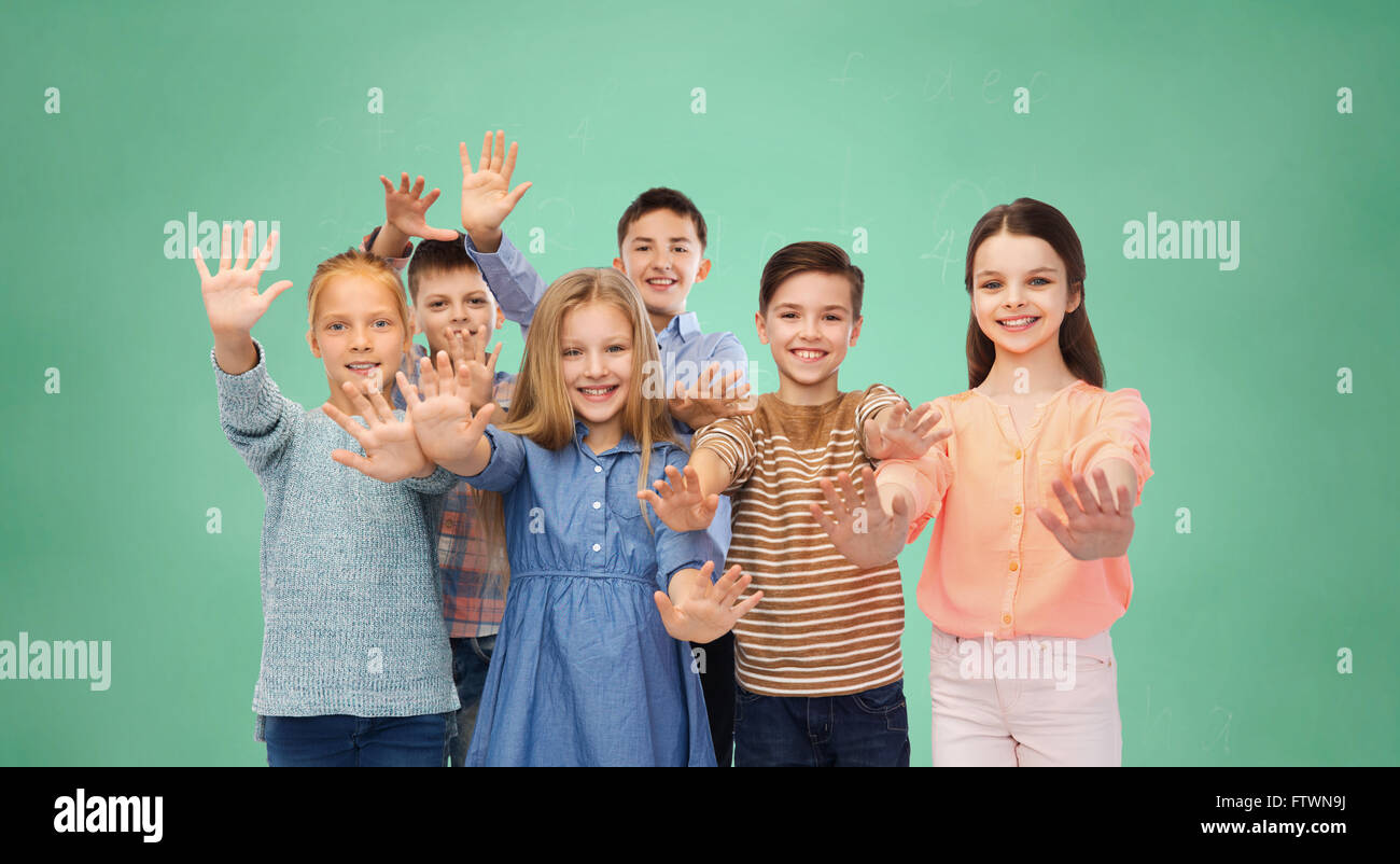 Bambini che salutano ciao immagini e fotografie stock ad alta ...