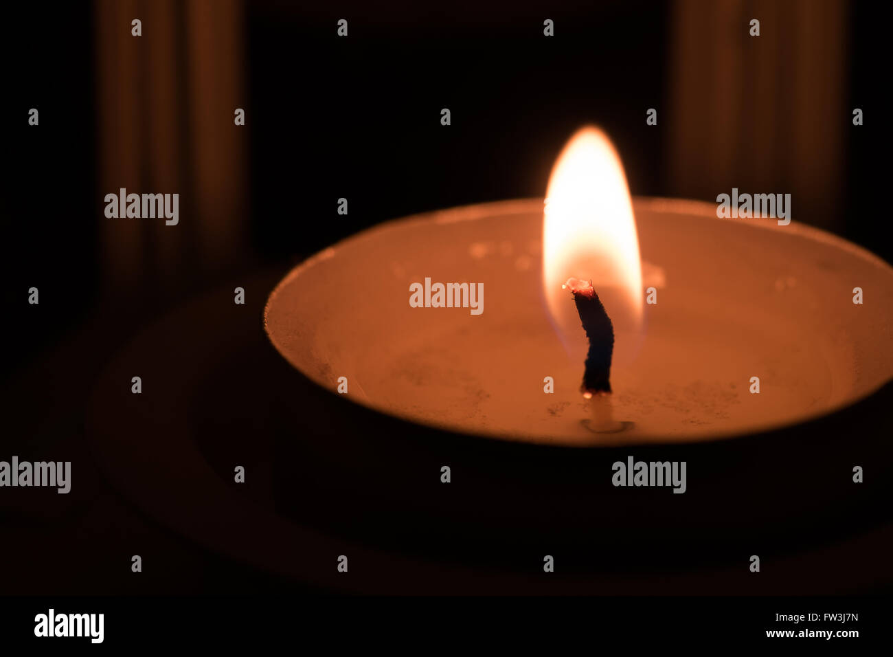 Candele accese immagini e fotografie stock ad alta risoluzione - Alamy