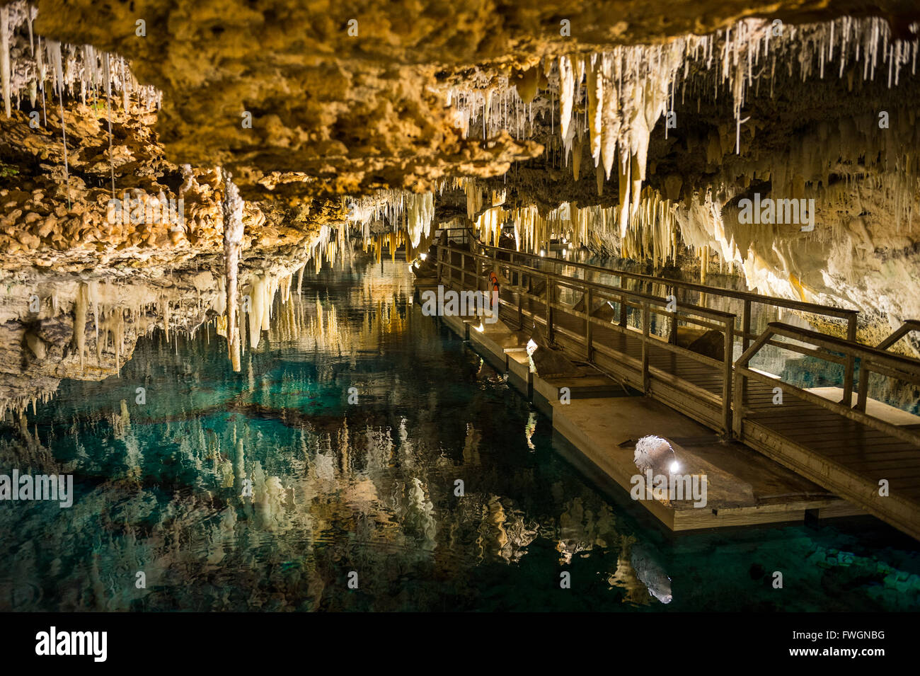 Stalattiti e stalagmiti in cristallo bella grotta sotterranea, Bermuda ...