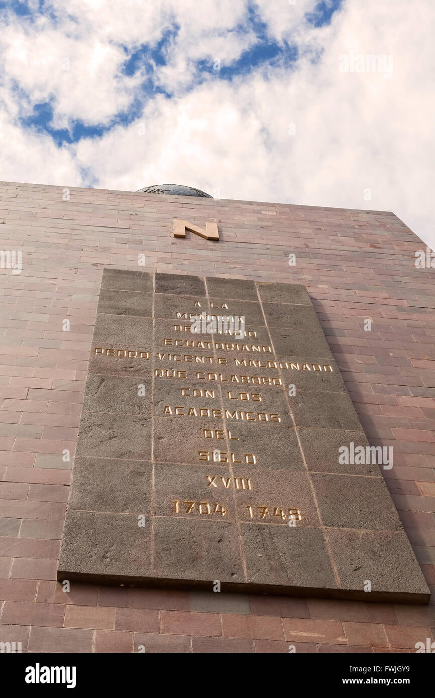 Centro del Mondo, Mitad del Mundo, a circa trenta metri un monumento ...