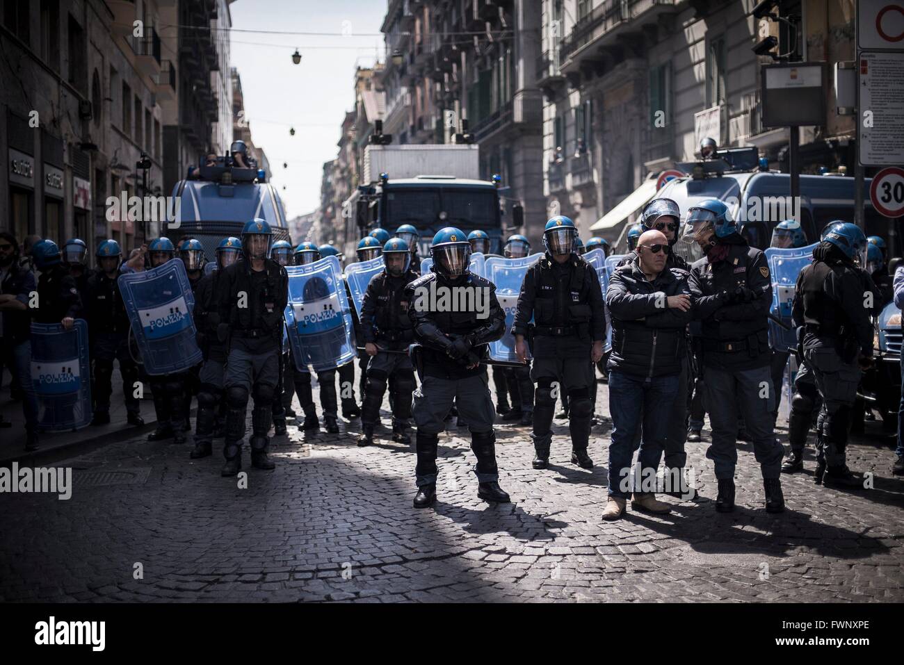 Napoli, Italia. 06 apr, 2016. Il Primo Ministro italiano Matteo Renzi ...