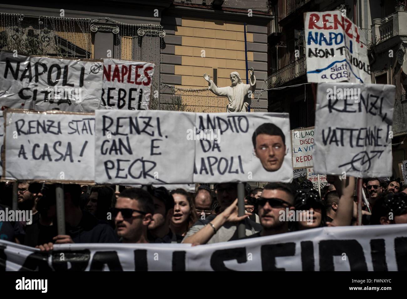 Napoli, Italia. 06 apr, 2016. Il Primo Ministro italiano Matteo Renzi ...