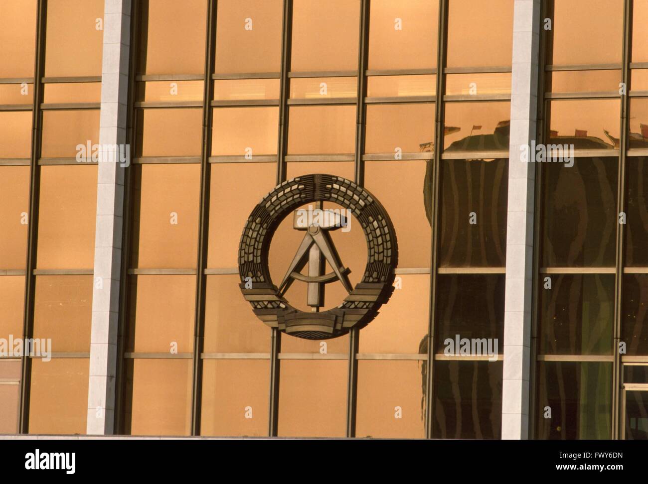 Berlino Est, 1986, il simbolo della Repubblica democratica tedesca ...