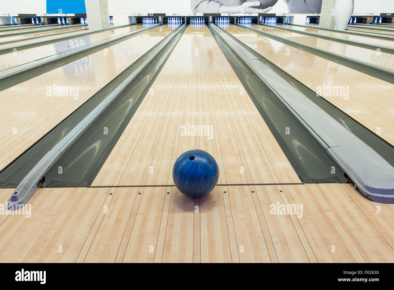 Bowling pins strike immagini e fotografie stock ad alta risoluzione - Alamy