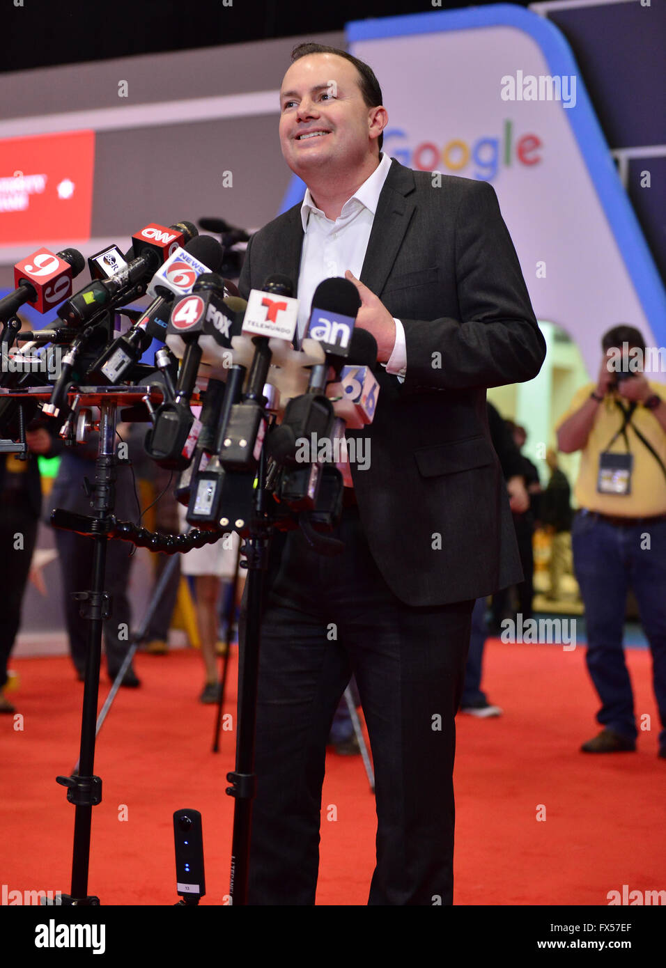 Il Sen. Mike Lee parla ai media come egli annuncia il suo avallo del ...