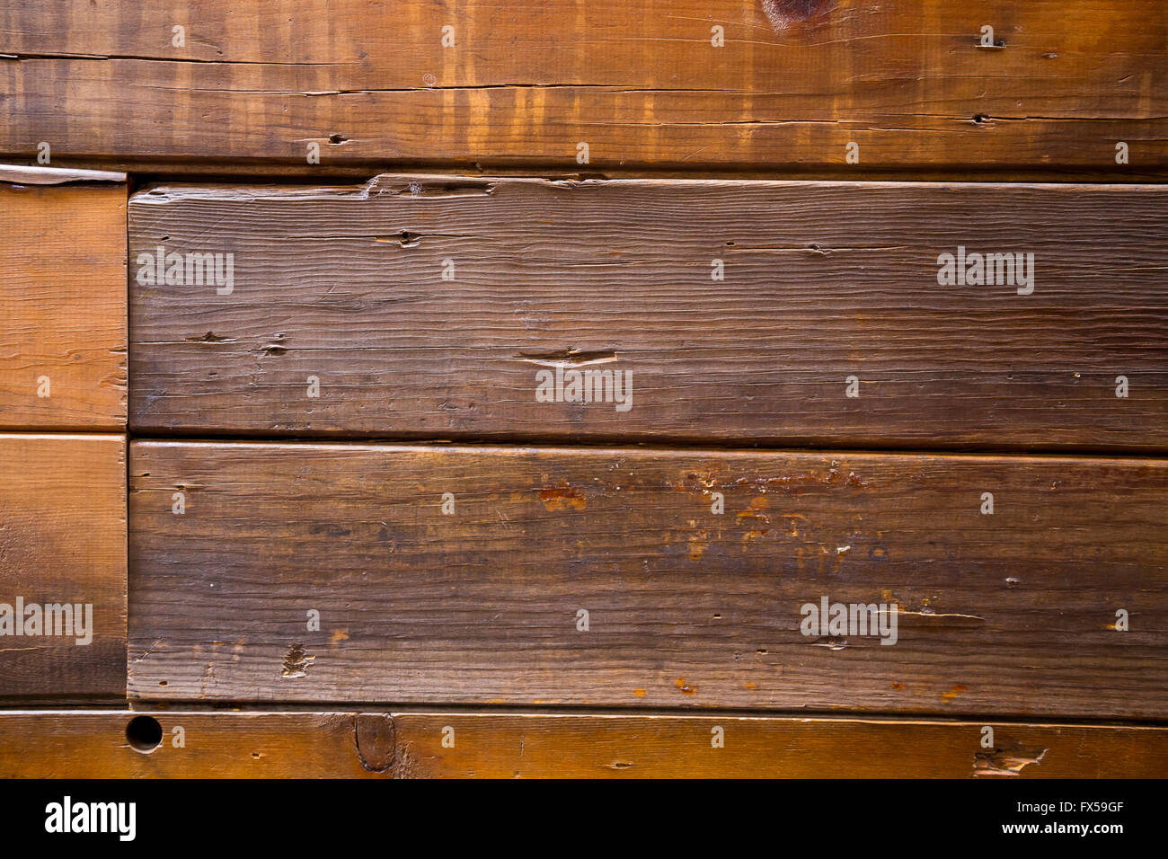 Parete in legno realizzata con vecchie tavole da fienile immagini e ...