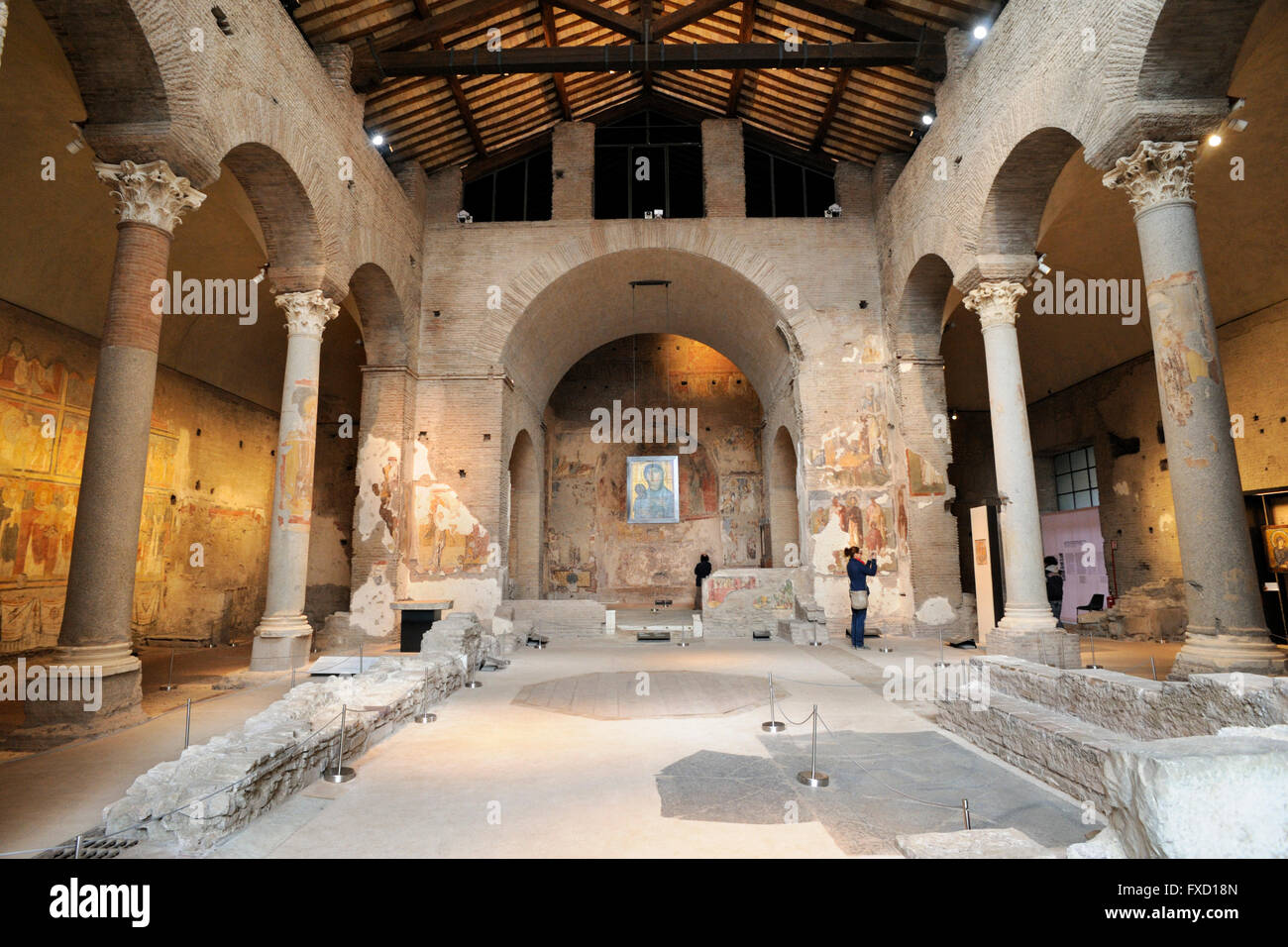 Chiesa paleocristiana di Santa Maria Antiqua (IV secolo d.C.), foro ...