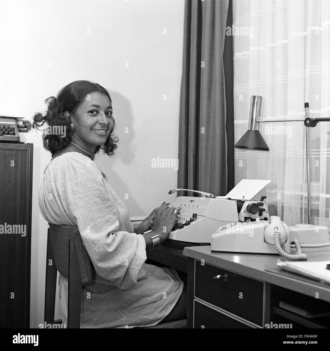 Fotomodel Marielle bei einem Fotoshooting, Deutschland 1970er Jahre ...