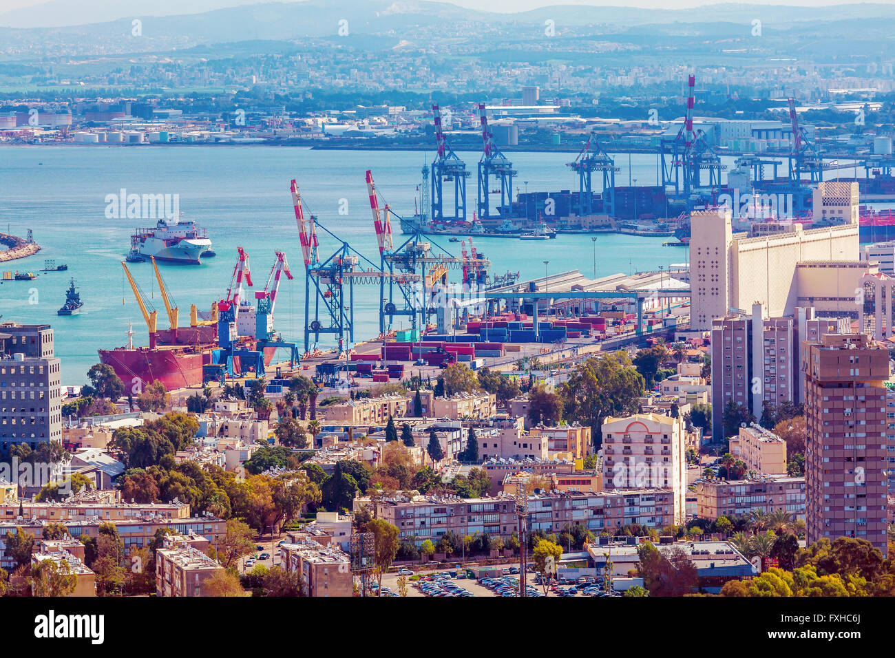 Vista aerea del porto di mare con gru, Haifa, Israele Foto stock - Alamy