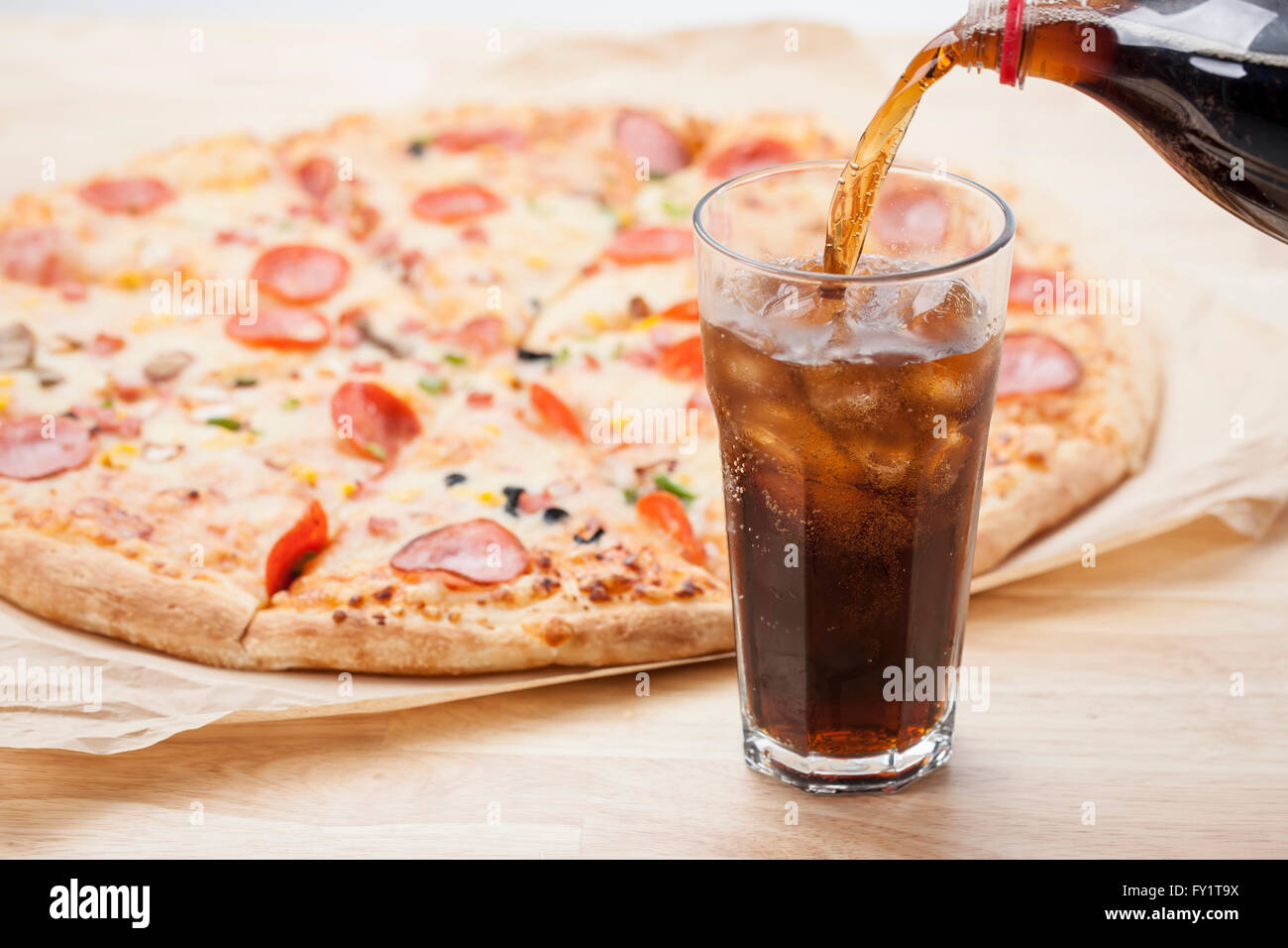 Pizza e Coca Cola Foto stock - Alamy