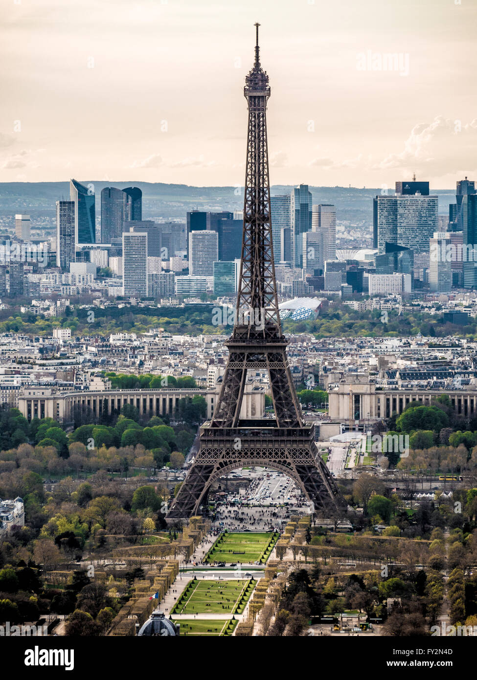 La torre eiffel tour champ de mars iconico punto di riferimento in ...