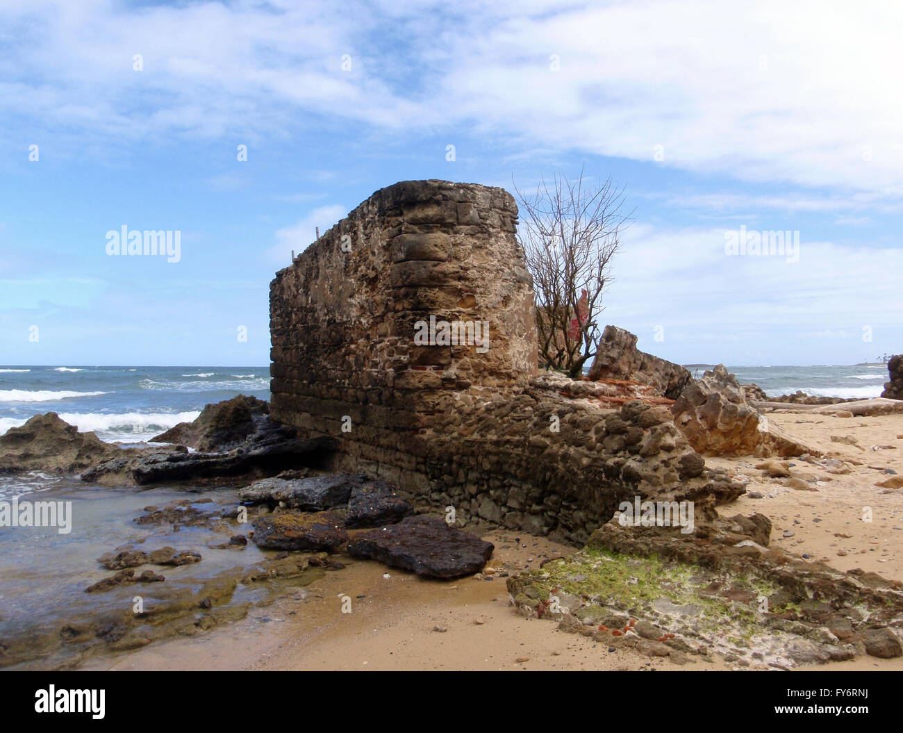 Il vecchio muro rotto sulla spiaggia di San Juan, Puerto Rico Foto ...