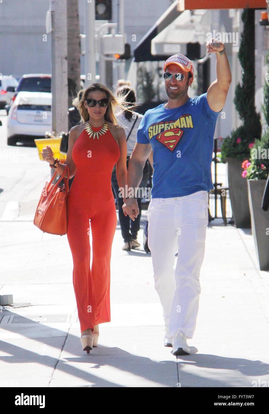 Bastian Yotta visto indossare un Superman t-shirt mentre fuori e circa ...