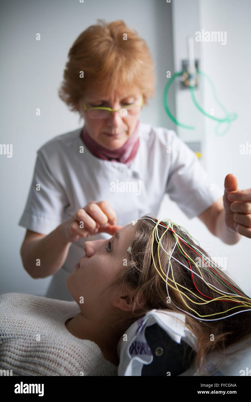 Eeg girl immagini e fotografie stock ad alta risoluzione - Alamy