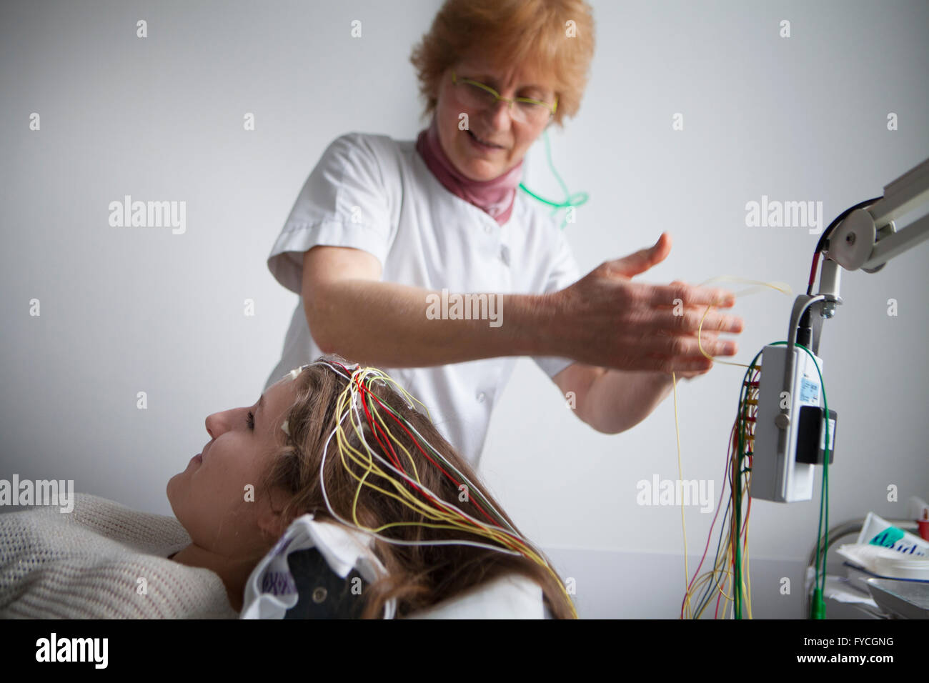 Eeg girl immagini e fotografie stock ad alta risoluzione - Alamy