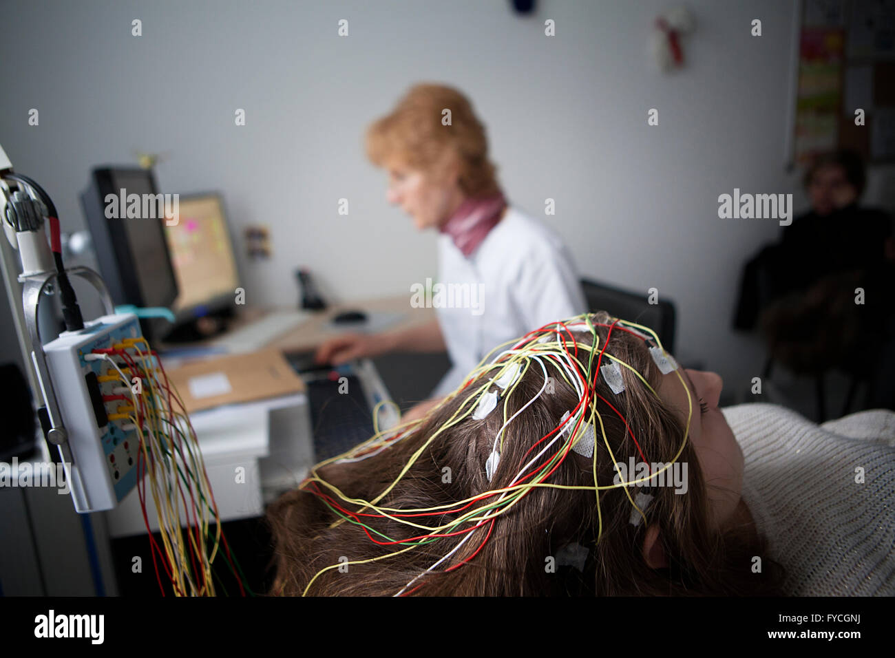 Eeg girl immagini e fotografie stock ad alta risoluzione - Alamy