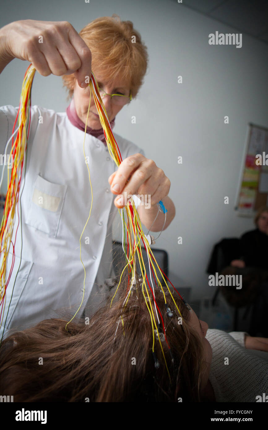Eeg girl immagini e fotografie stock ad alta risoluzione - Alamy