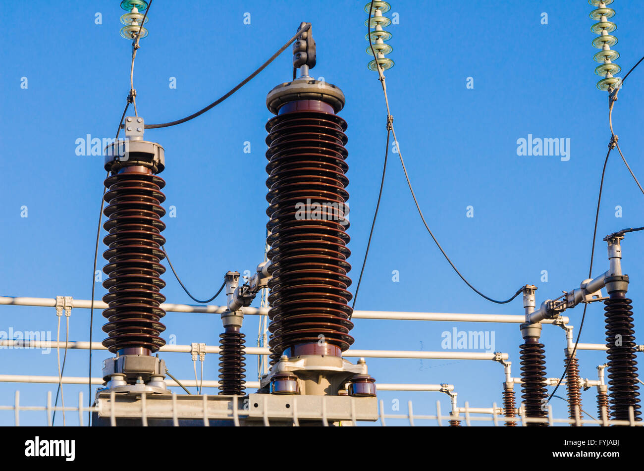 Alta tensione su isolatori cabina di trasformazione Foto stock - Alamy