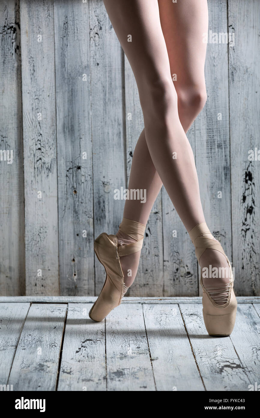 Gambe aggraziate immagini e fotografie stock ad alta risoluzione - Alamy