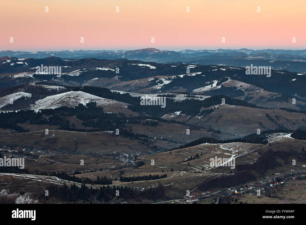 Colline e montagne immagini e fotografie stock ad alta risoluzione - Alamy