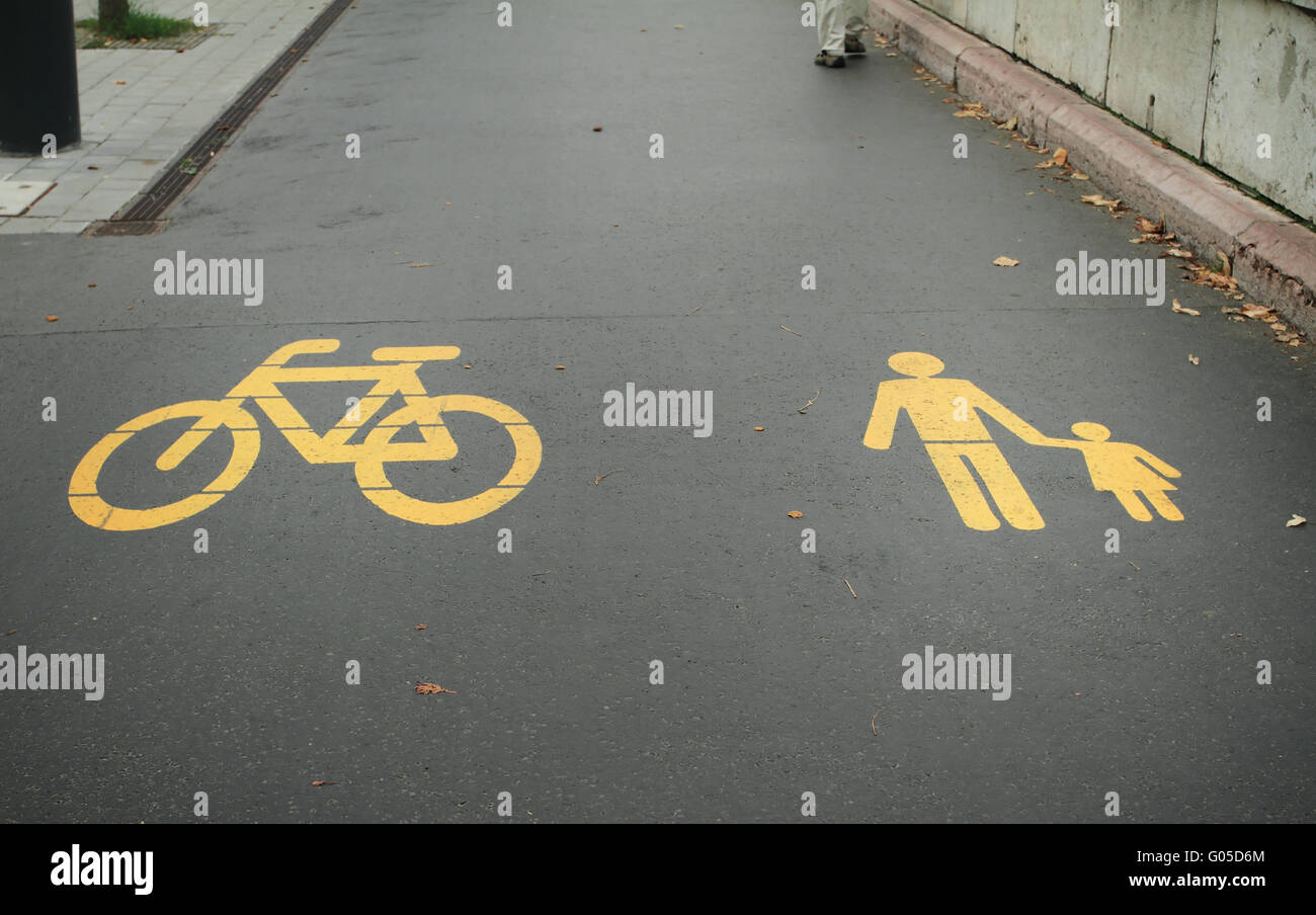 Segno della bici di modo pedonale immagini e fotografie stock ad alta ...