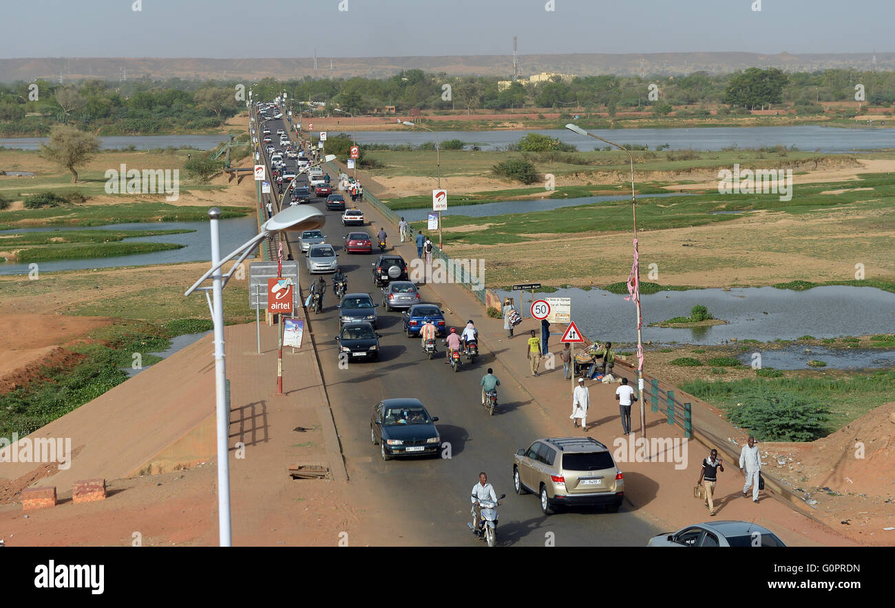 Niamey, Niger. 03 Maggio, 2016. Le vetture scorrono sopra un ponte ...