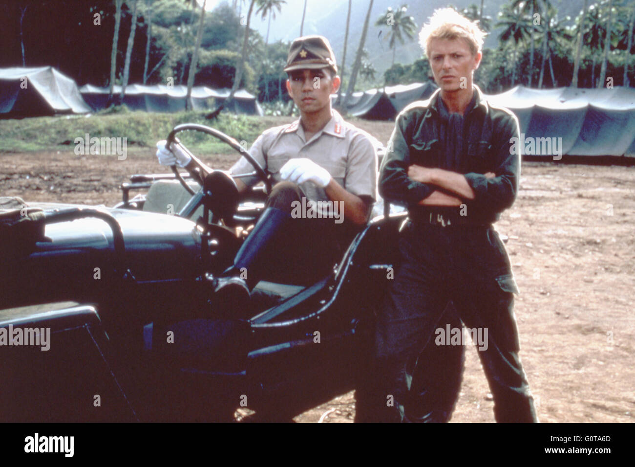 Ryuichi Sakamoto e David Bowie in Furyo (1983) diretto da Nagisa Oshima Foto stock - Alamy