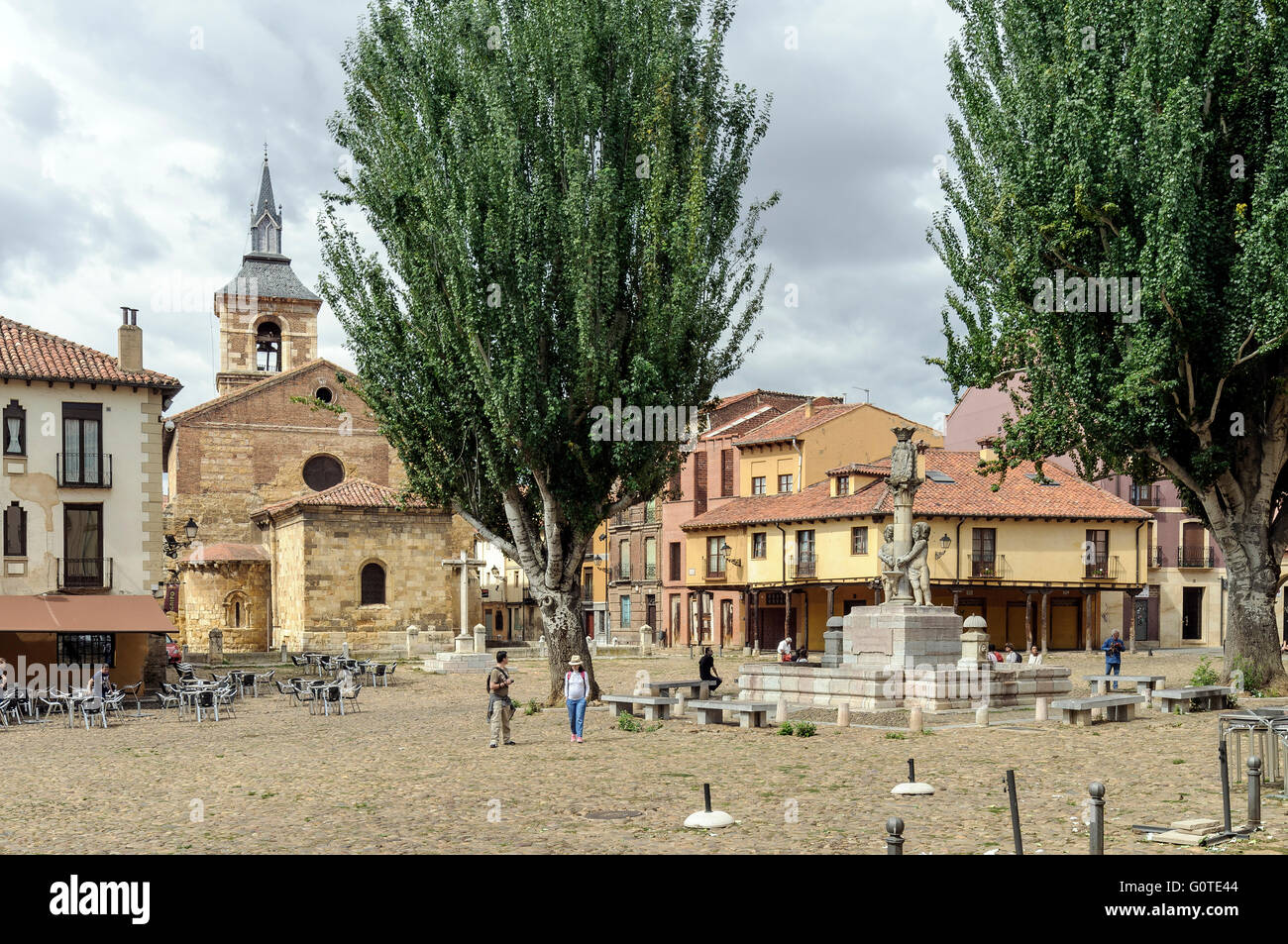 Piazza del grano nella vecchia città di Leon. Chiesa di Santa Maria del ...