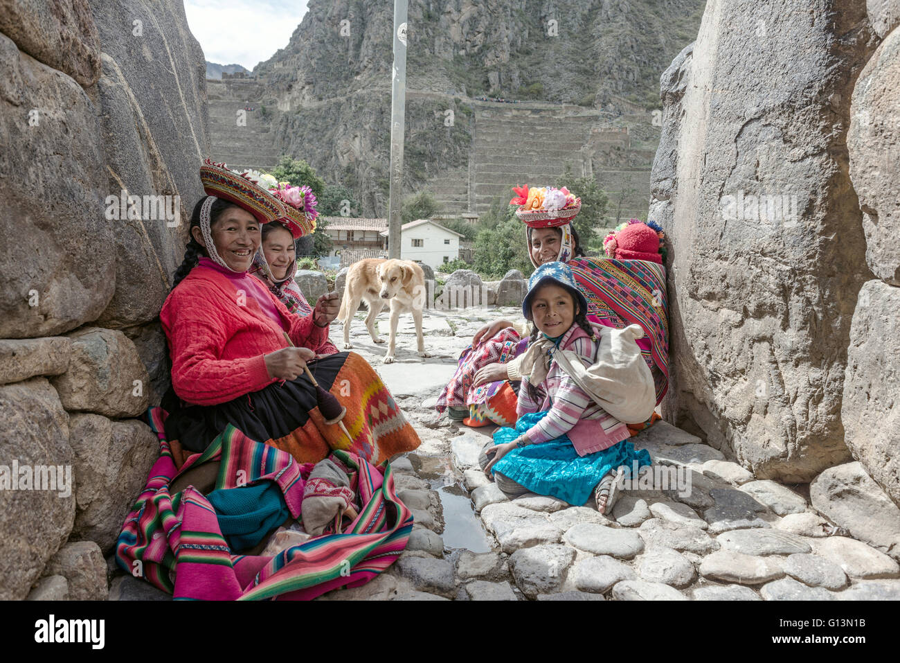 Ollantaytambo, Perù - 18 dicembre 2014: le donne e i bambini in ...