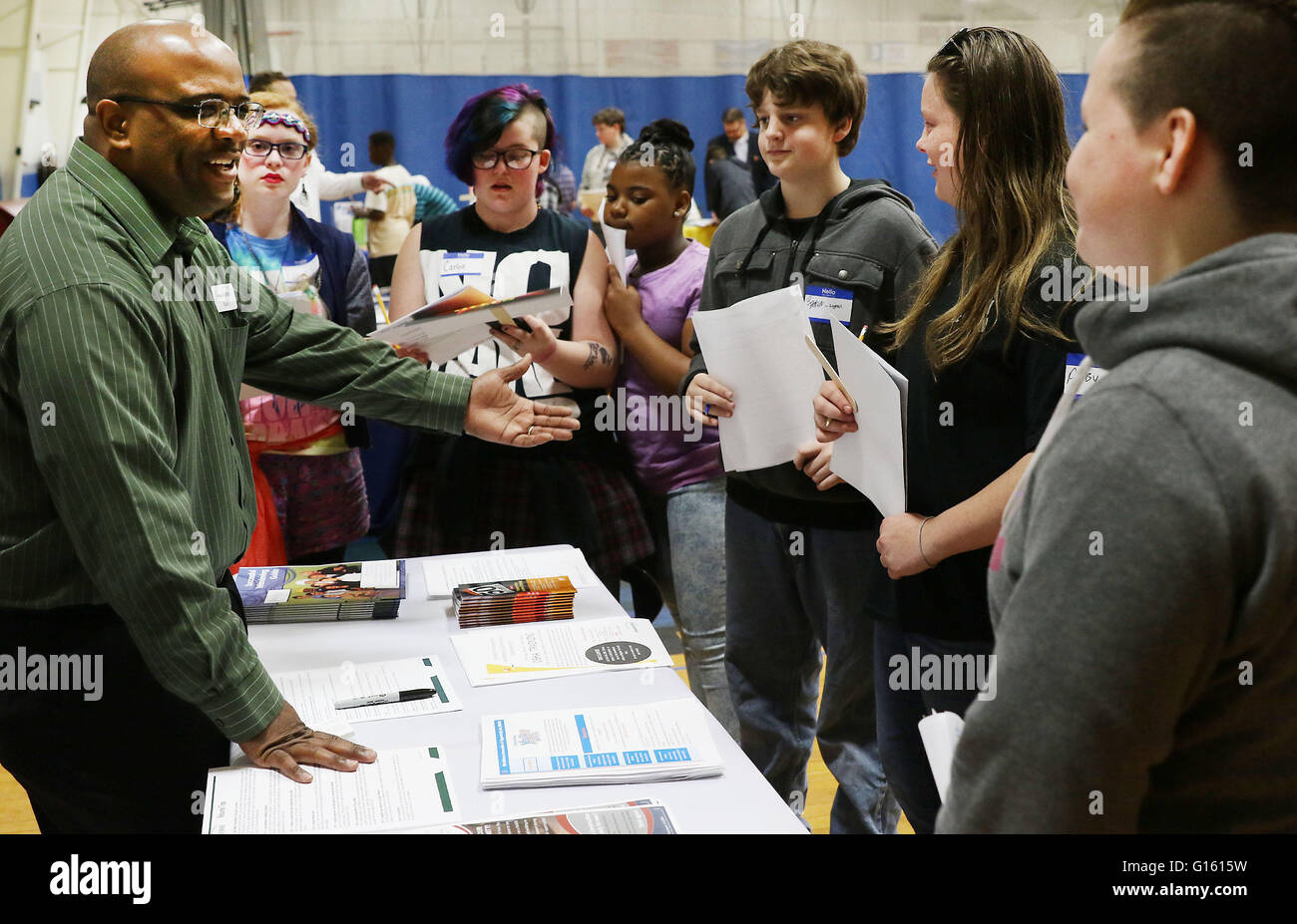 Davenport, Iowa, USA. Il 5 maggio, 2016. Mark Holloway con opere di ...