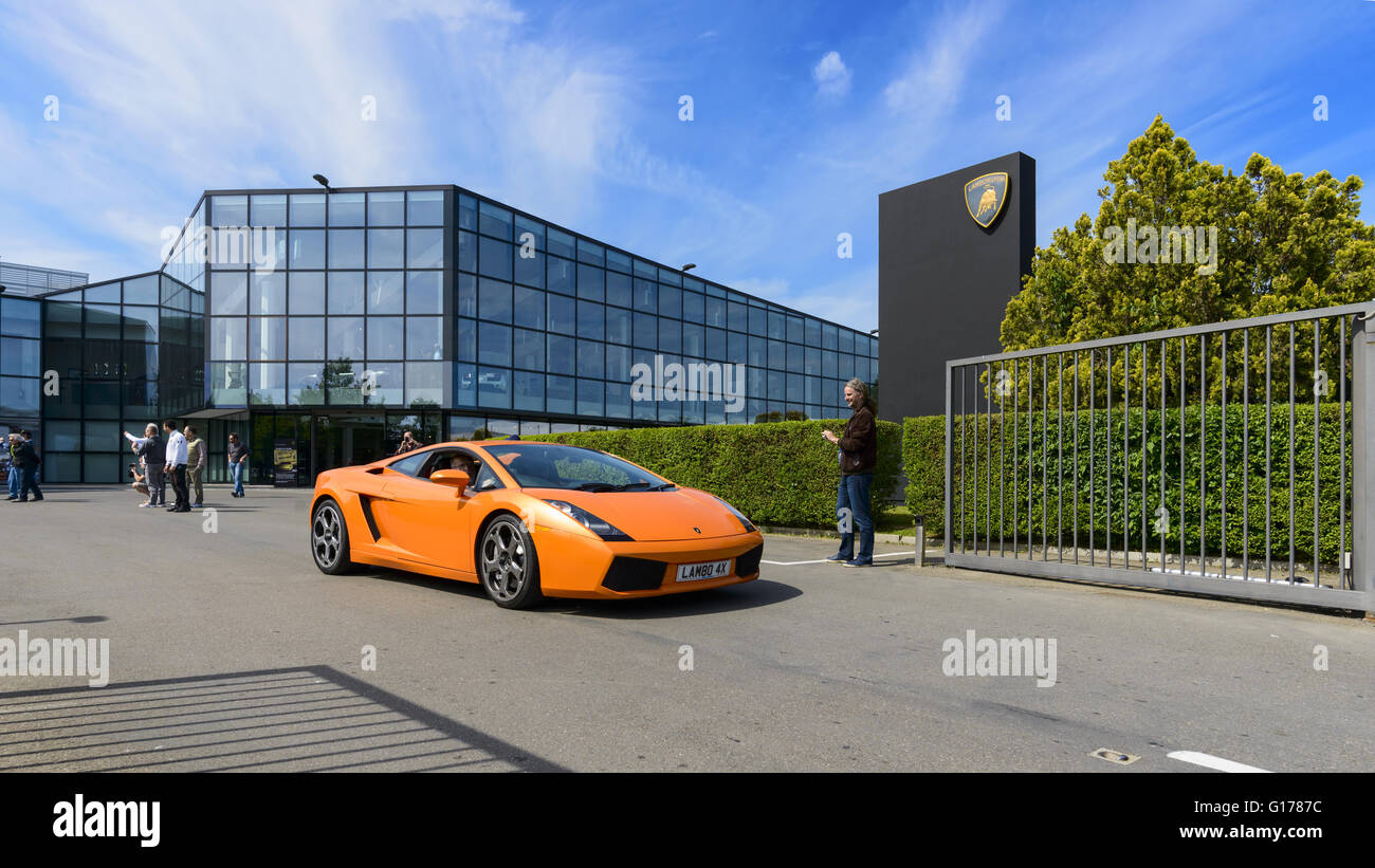 Lamborghini sfilano davanti alla Lamborghini factory di Sant'Agata ...