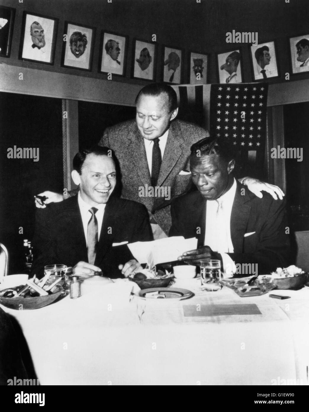 Der amerikanische Sänger, Schauspieler und Entertainer Frank Sinatra ...