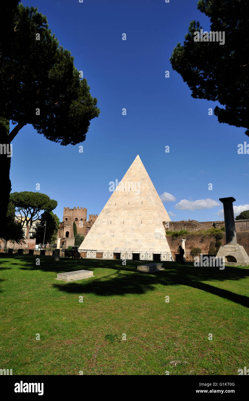 Piramide romana immagini e fotografie stock ad alta risoluzione - Alamy