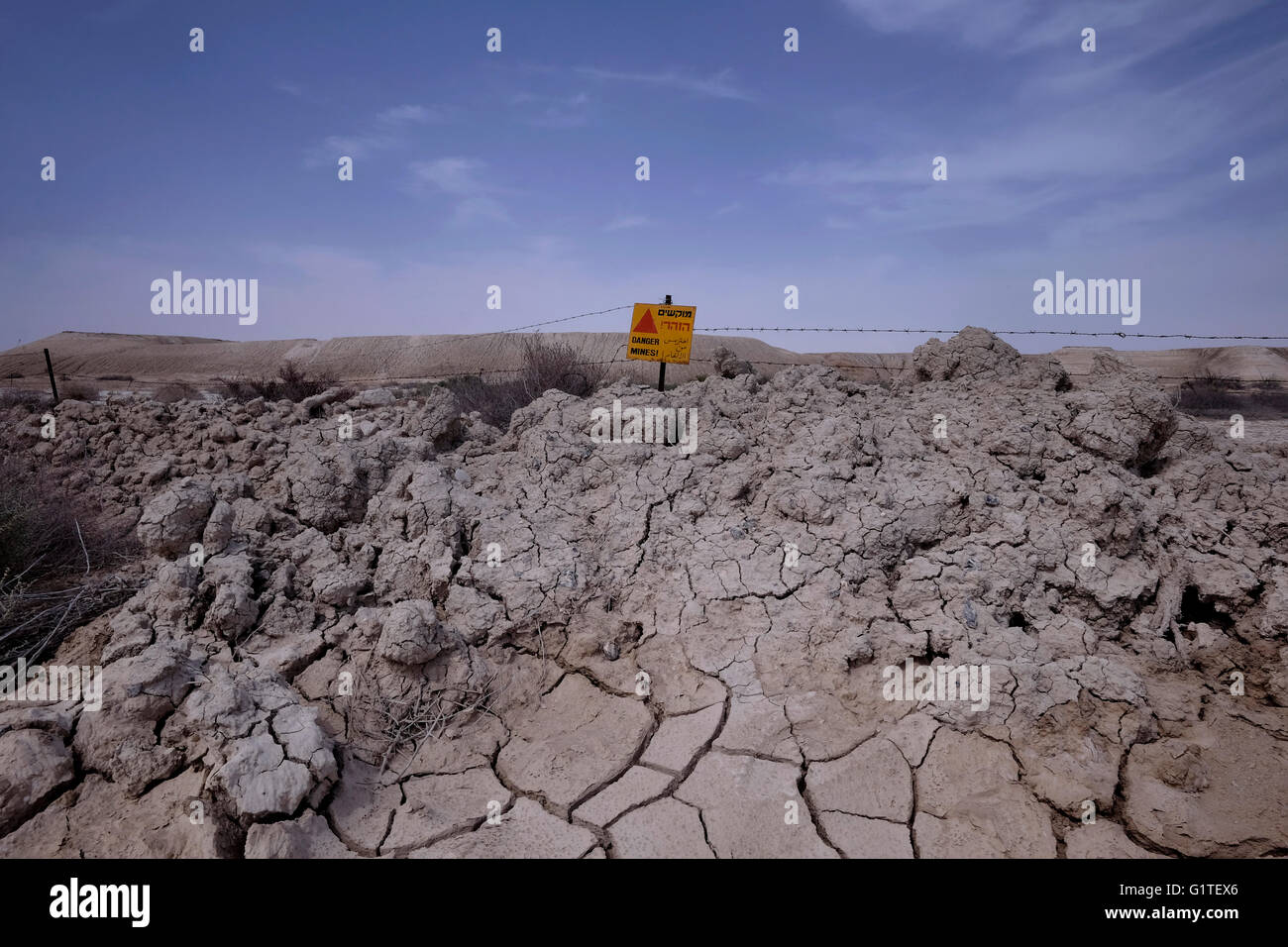 Segno Di Campo Minato Di Pericolo Immagini e Fotos Stock - Alamy