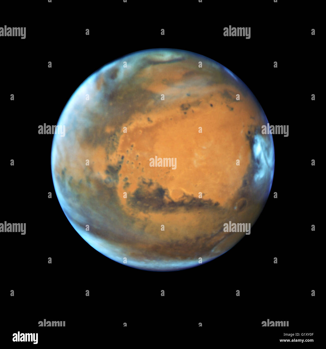 Luminose, frosty calotte polari e nuvole sopra una vivida di color ...