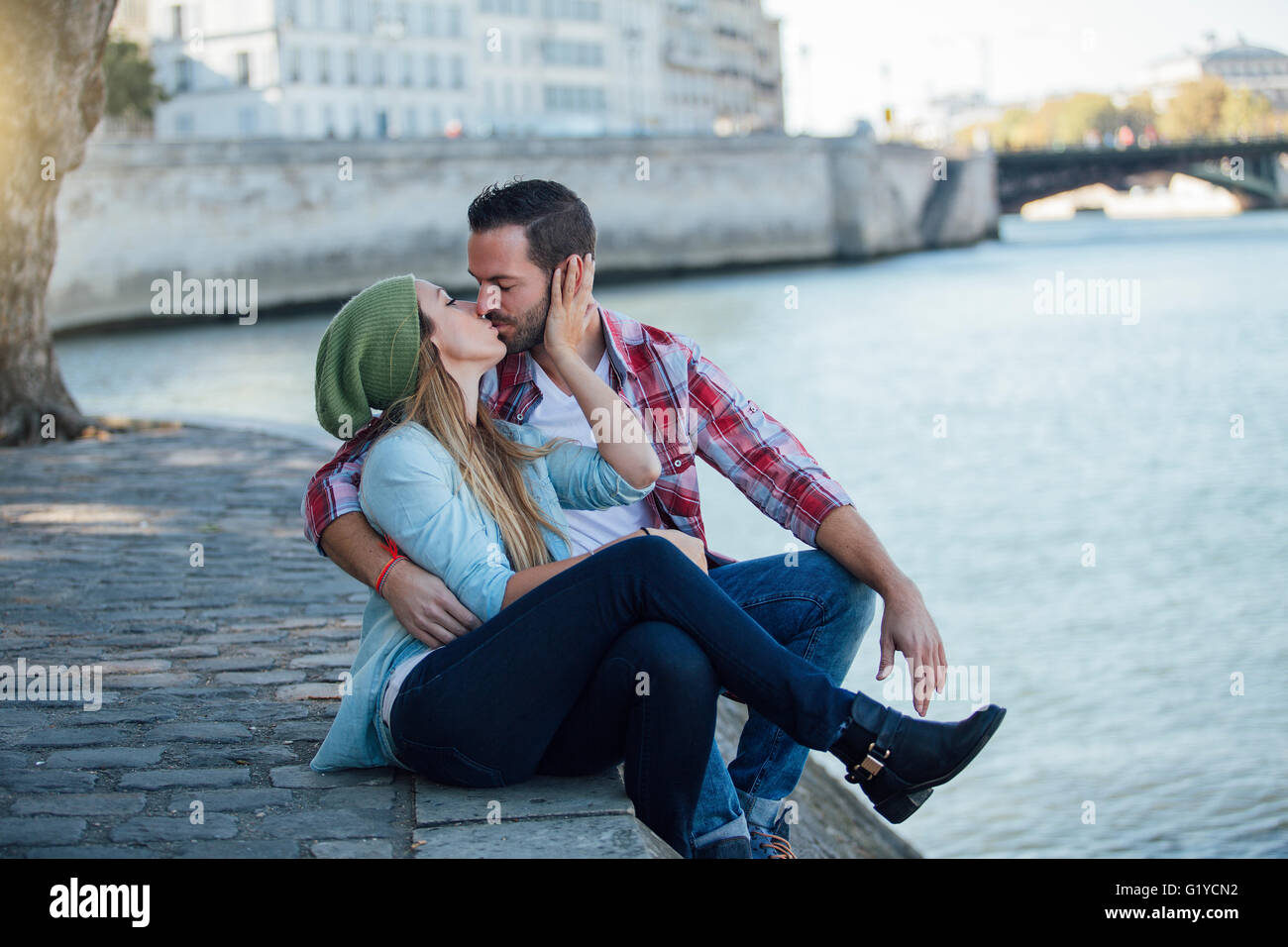 Coppia seduta che si bacia immagini e fotografie stock ad alta ...