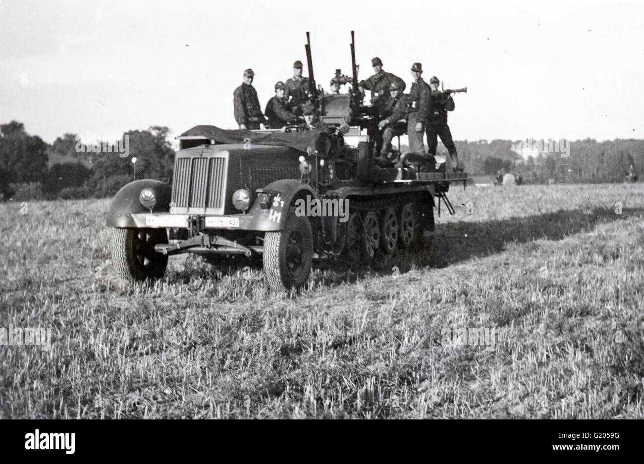 Waffen SS Anti aerei pistola e equipaggio in camuffamento camici . Il ...